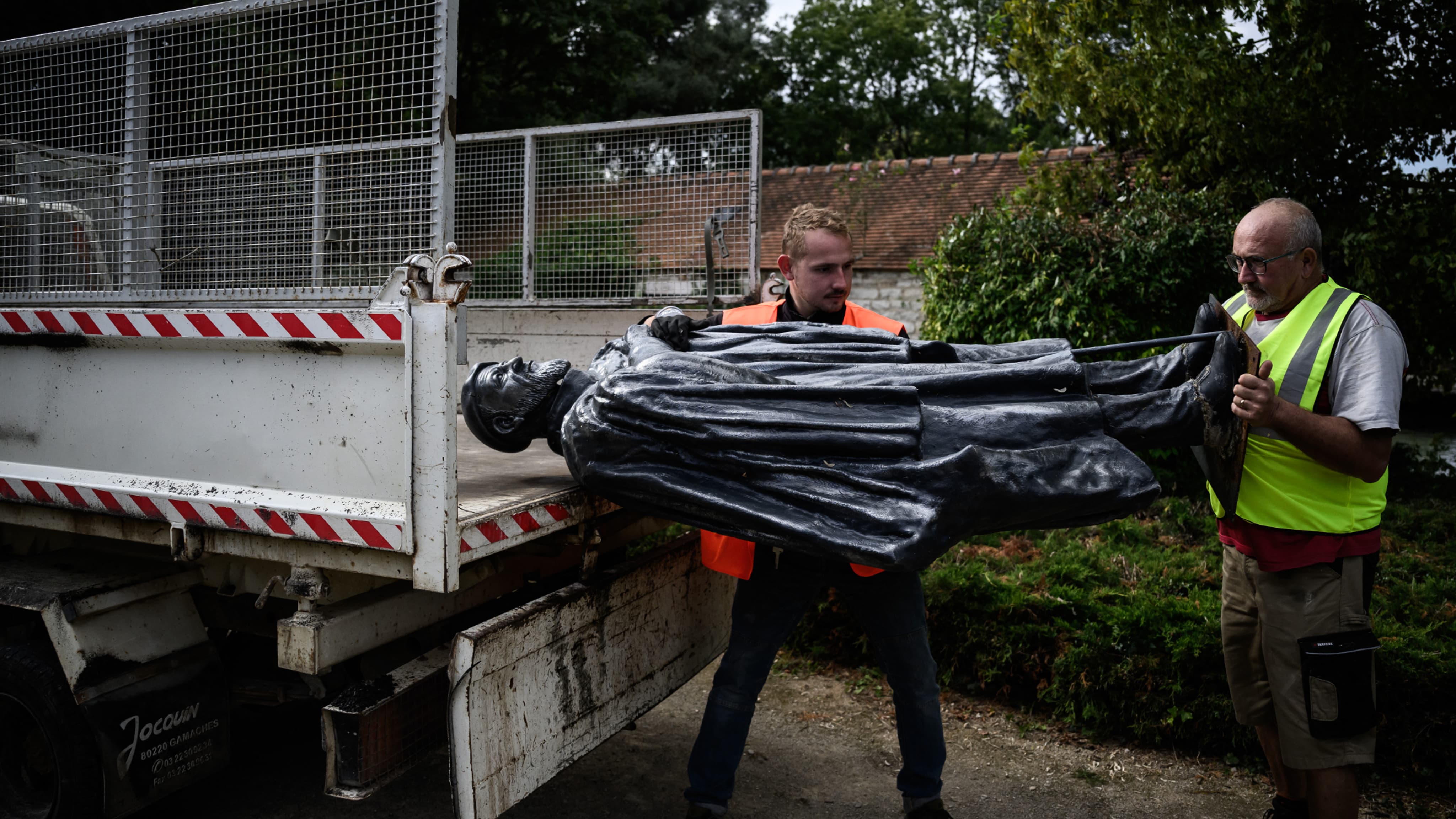 "Un symbole qui tombe": les images de la statue de l'abbé Pierre ...