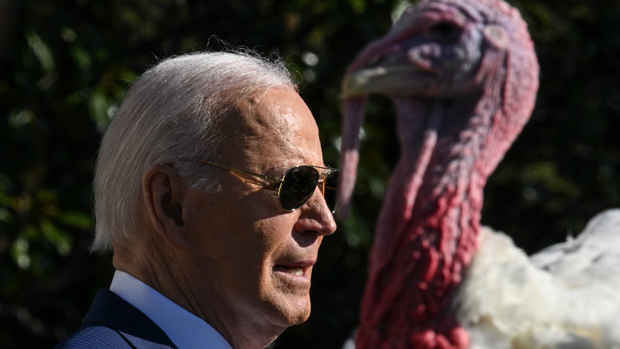 "L'honneur de ma vie": les images de Joe Biden qui gracie deux dindes ...