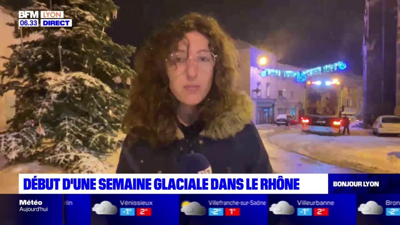 Rhône: la neige continue de tomber à Saint-Martin-en-Haut