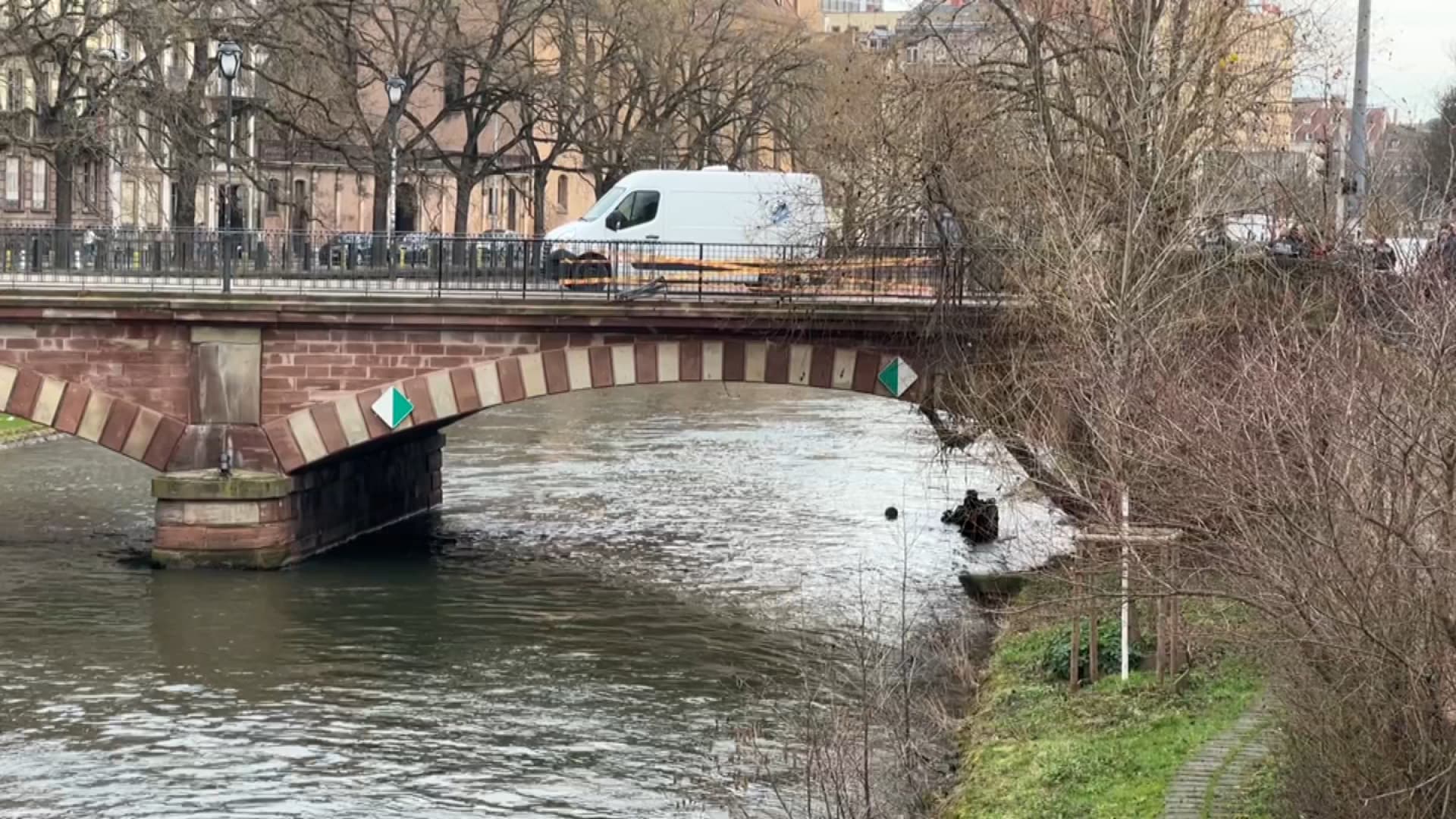 Strasbourg: une voiture tombe dans l'Ill, deux corps repêchés
