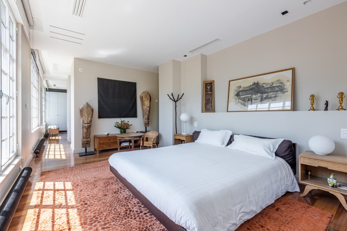 Cet appartement, avec l'un des plus beaux rooftops de Paris, est à vendre aux enchères