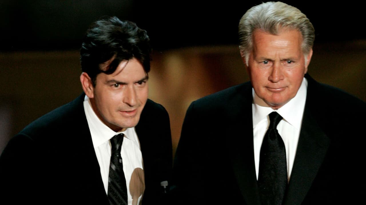 Le père de Charlie Sheen salue le "courage" de son fils séropositif