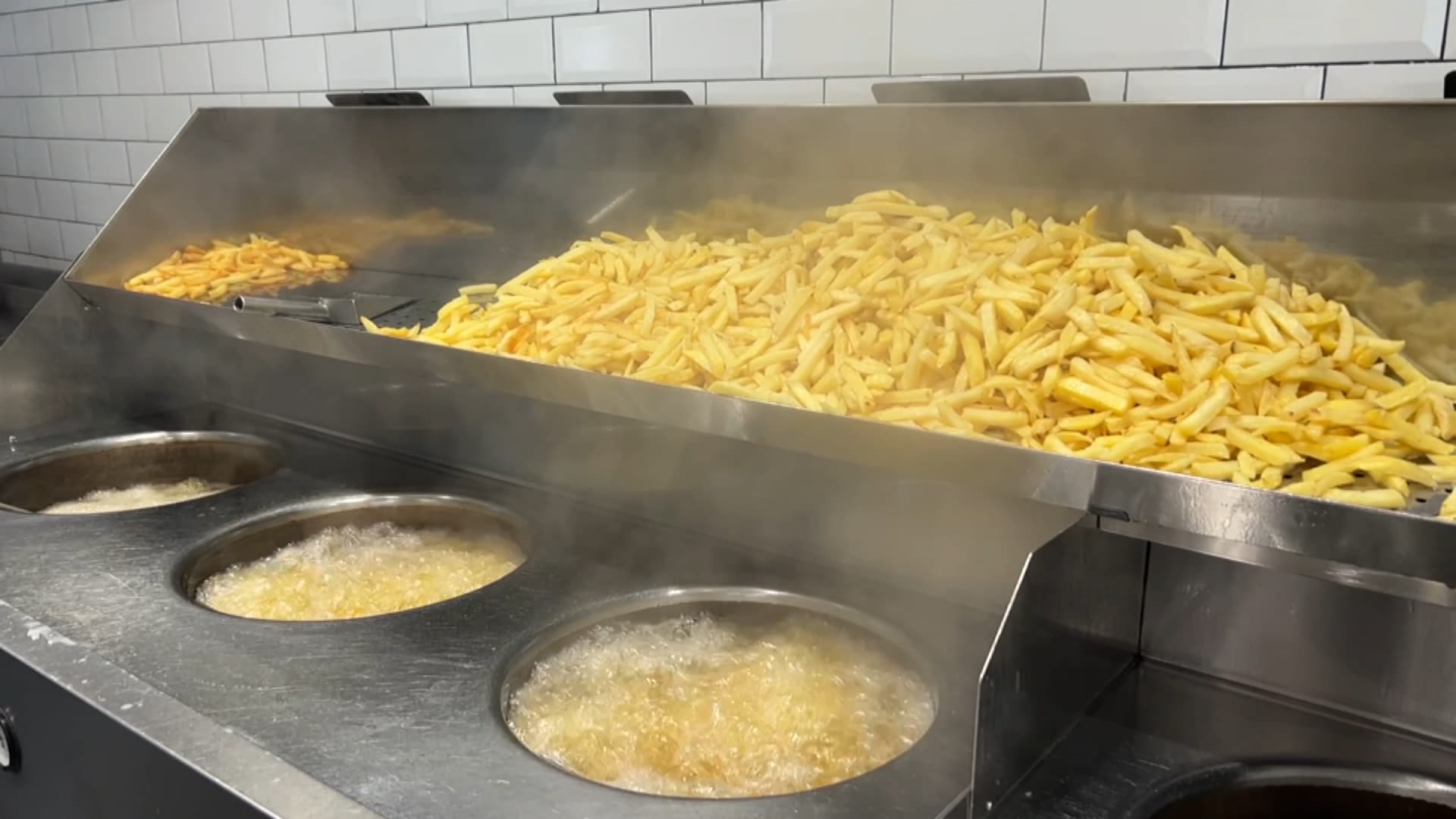 "C'est plus convivial": la friterie Momo a ouvert un restaurant à Lens ...