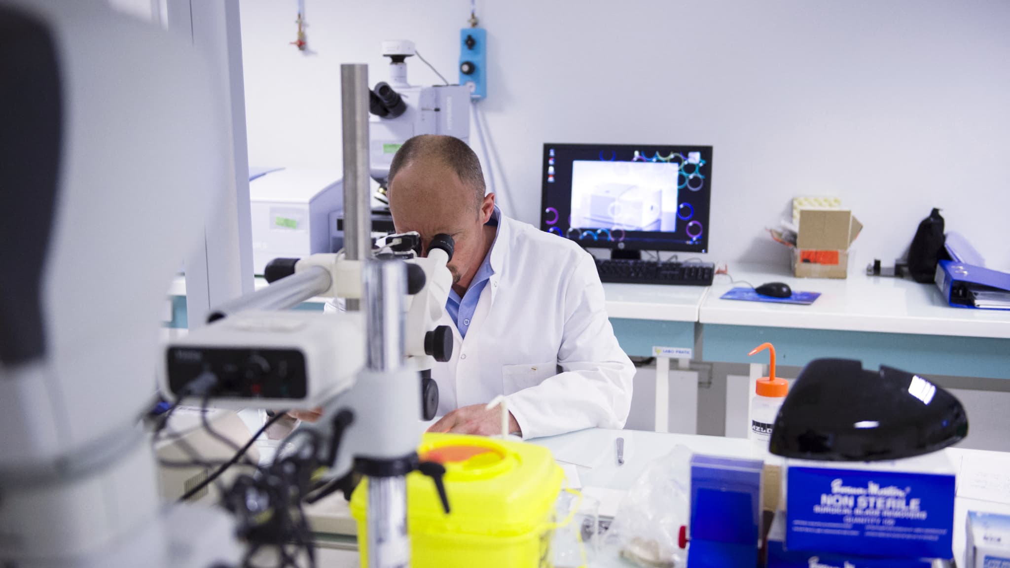 Elle enquête dans les labos de la gendarmerie scientifique