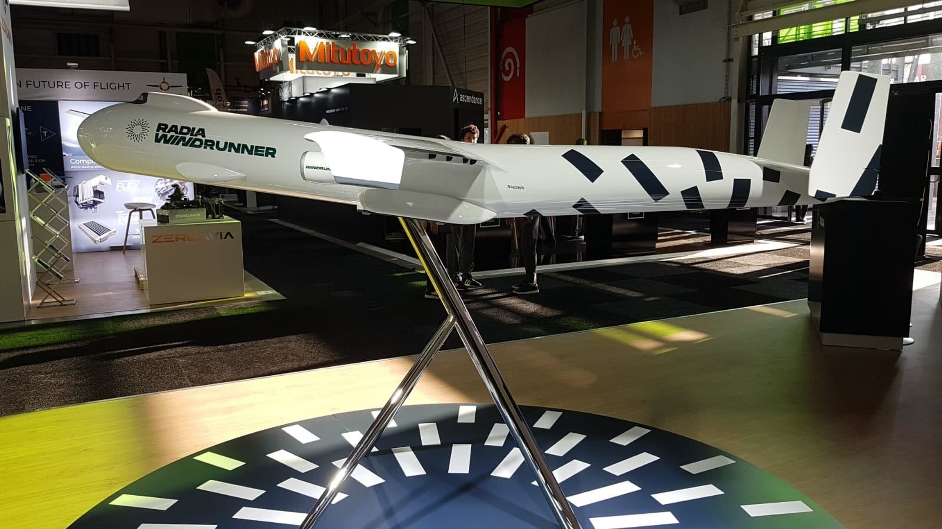 Long comme un terrain de foot, 12 fois le volume d'un Boeing 747… Le ...