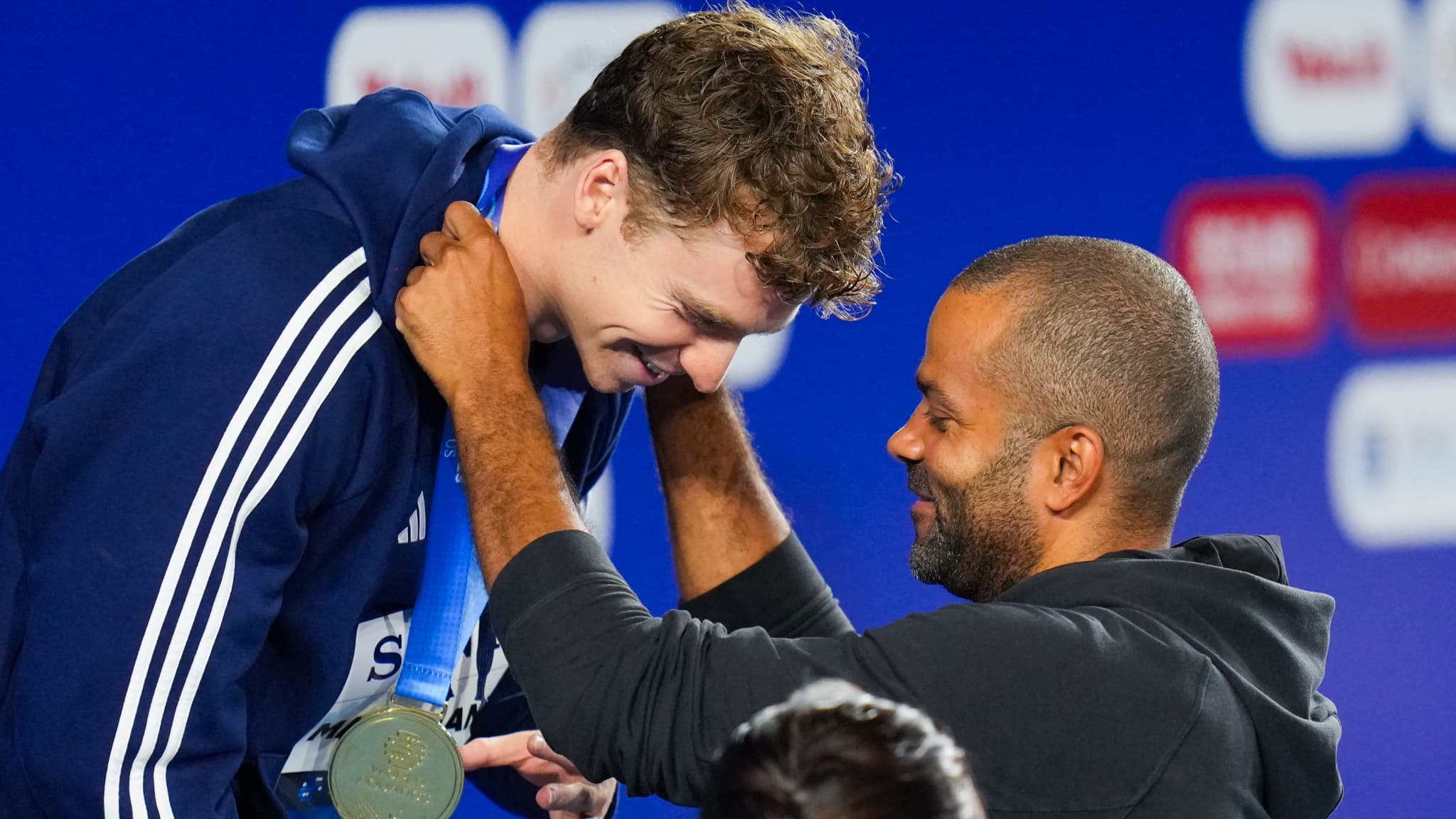 Mondiaux de natation: après son record du monde, Léon Marchand décroche ...