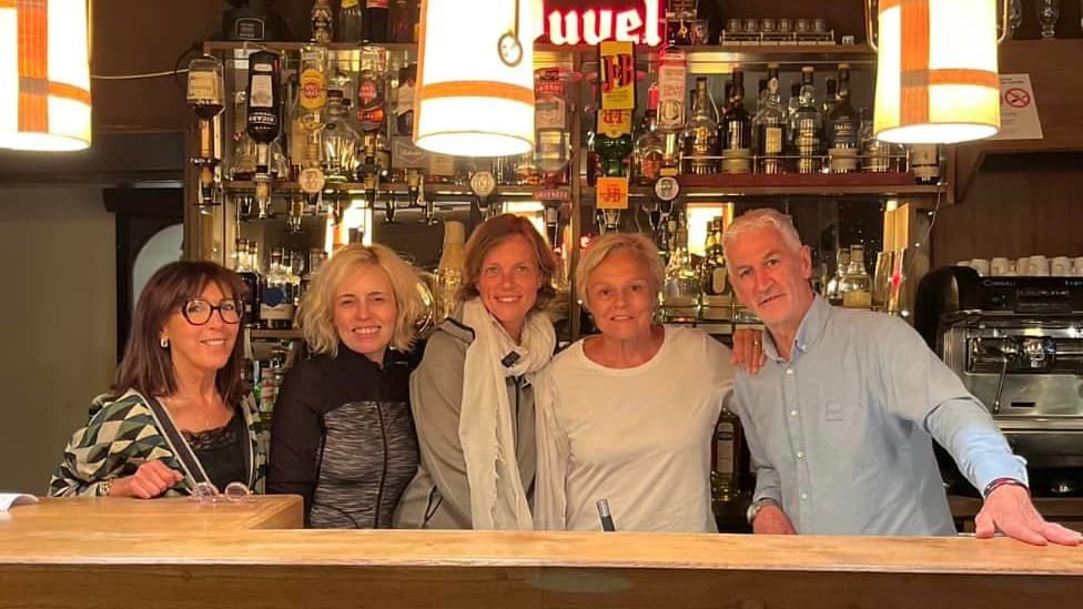 "Adorable et très simple": Muriel Robin de passage au Choucas Bar à ...