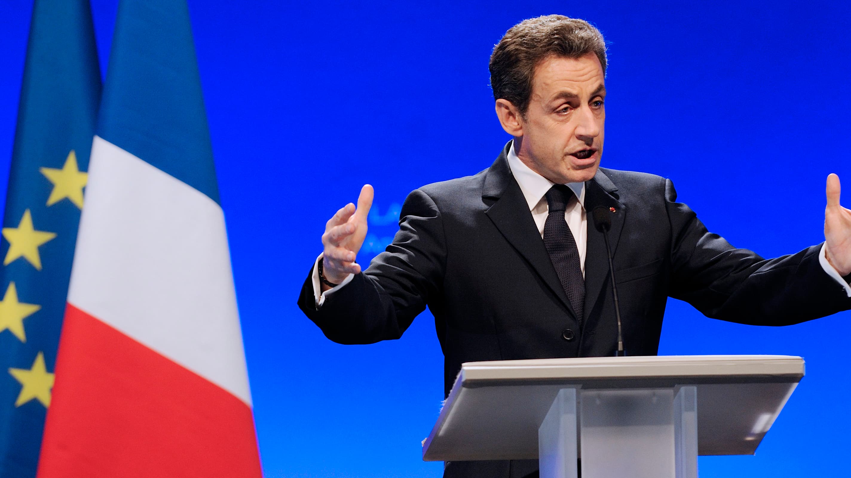 Sarkozy épingle Hollande dans son premier discours de campagne