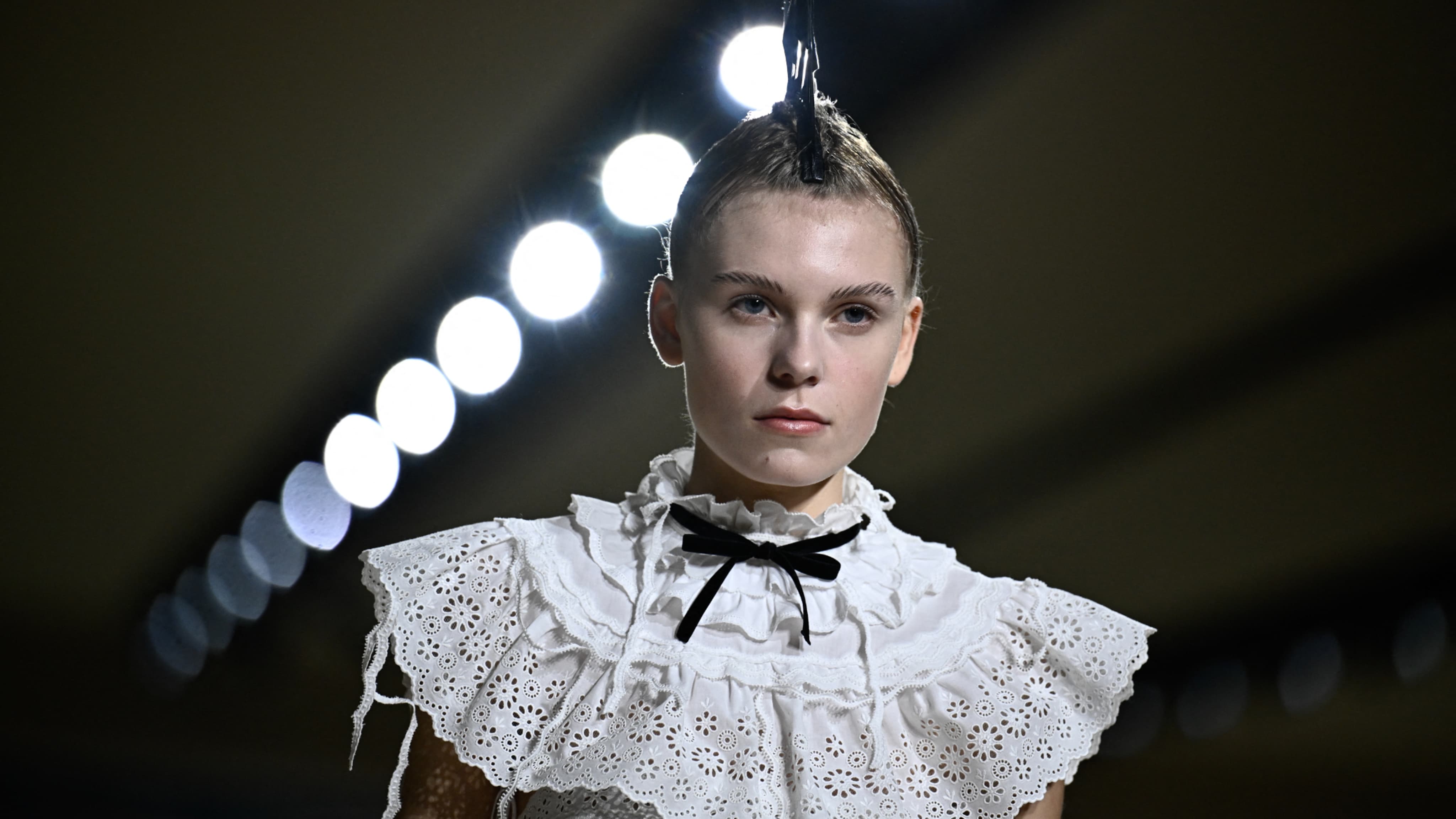 Maria Grazia Chiuri célèbre le surréalisme et l'artisanat sur le podium ...