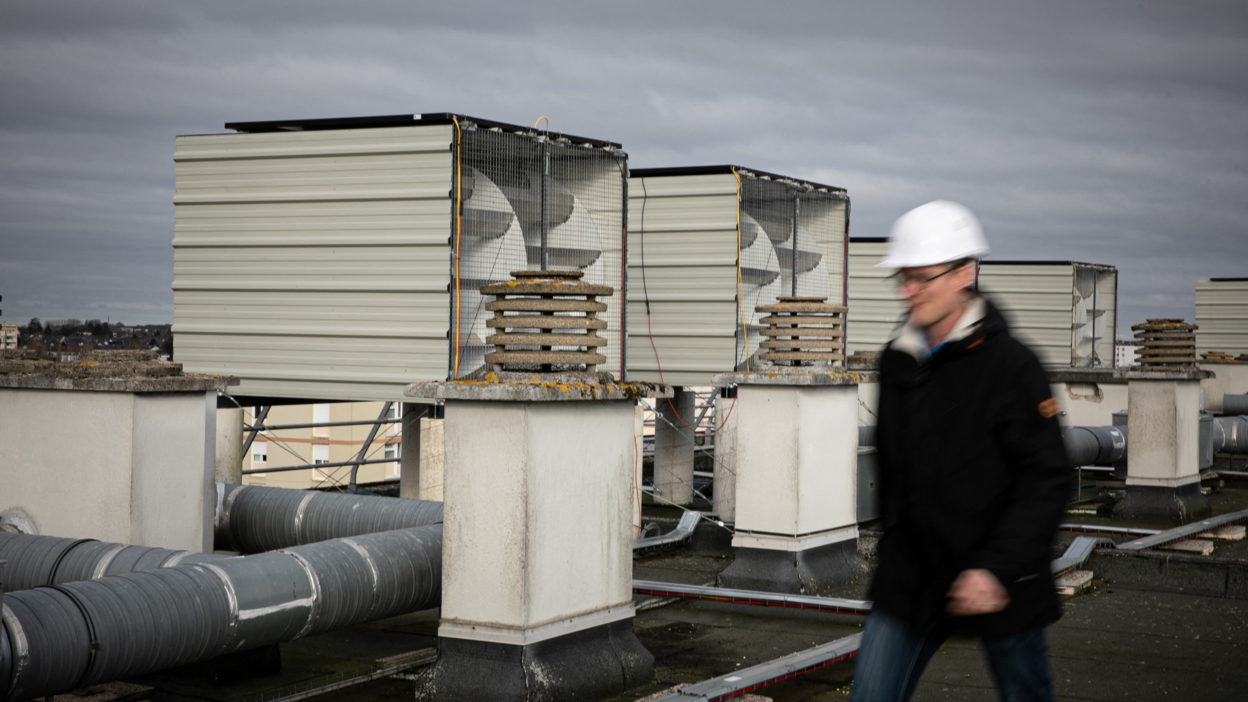 A Rouen, des éoliennes sont installées sur le toit d'un immeuble HLM