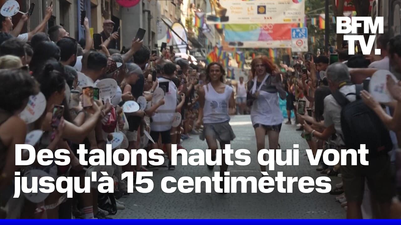 Des coureurs participent à une course en talons hauts pendant la ...
