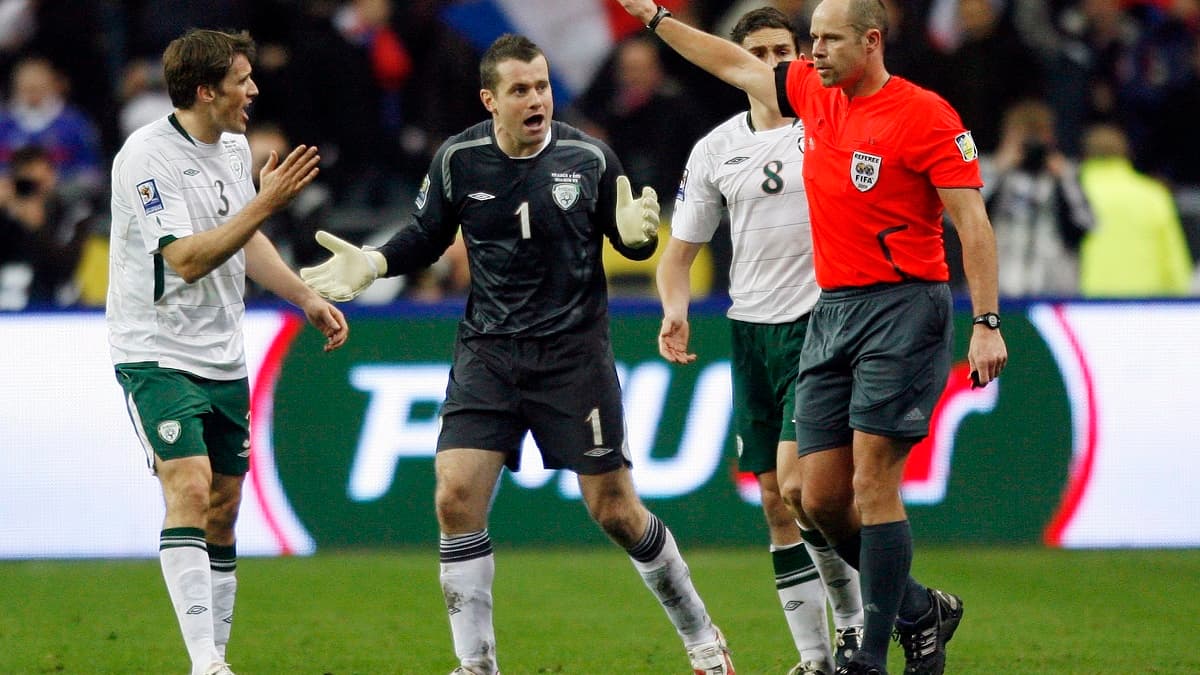 Dix ans après, l'arbitre de France-Irlande en veut toujours à Thierry ...