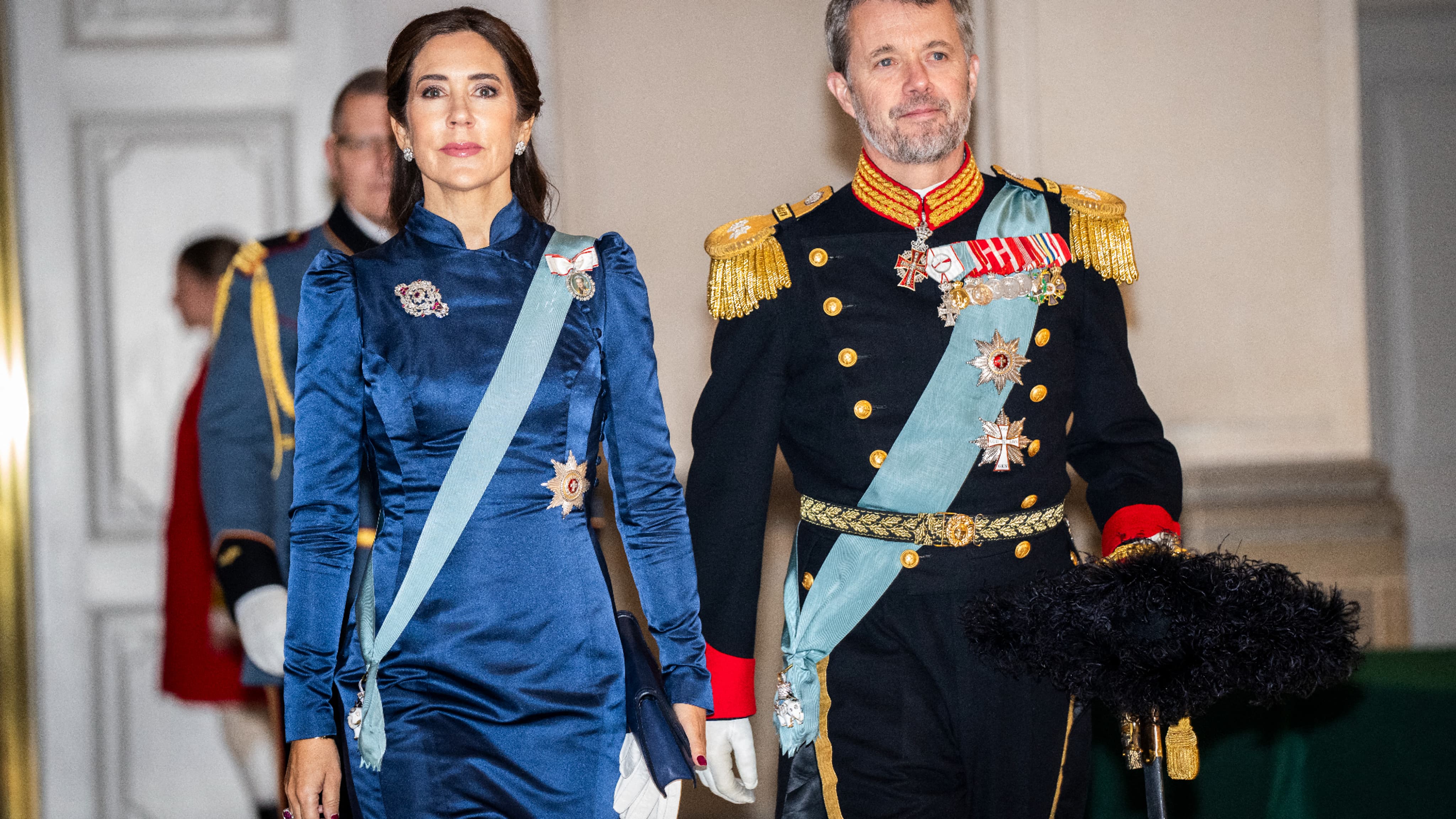 Robes couture, coupes parfaites... Comment la reine Mary de Danemark ...