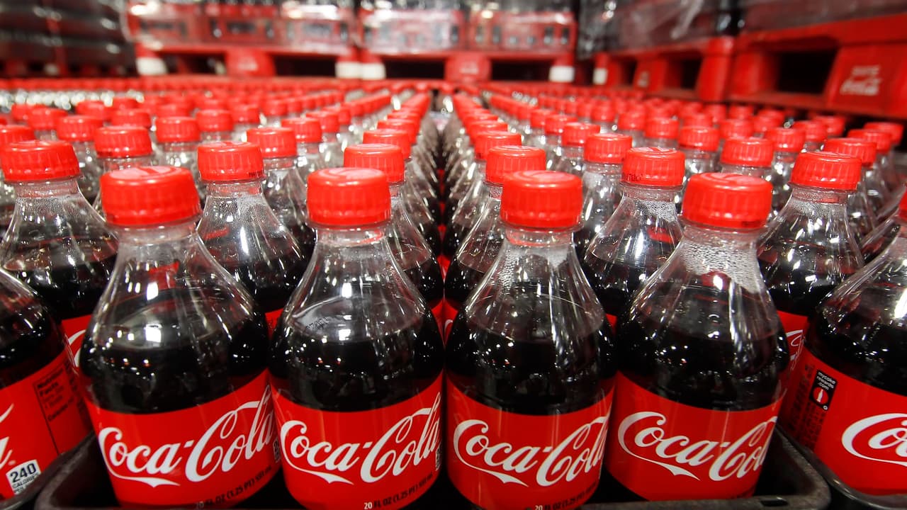 Coca-Cola s'en sort en vendant moins, mais plus cher