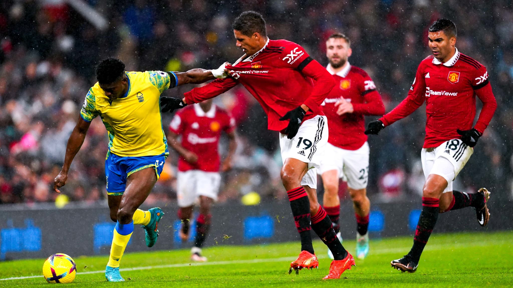 Manchester United: ten Hag salue le dévouement de Varane, titulaire ...