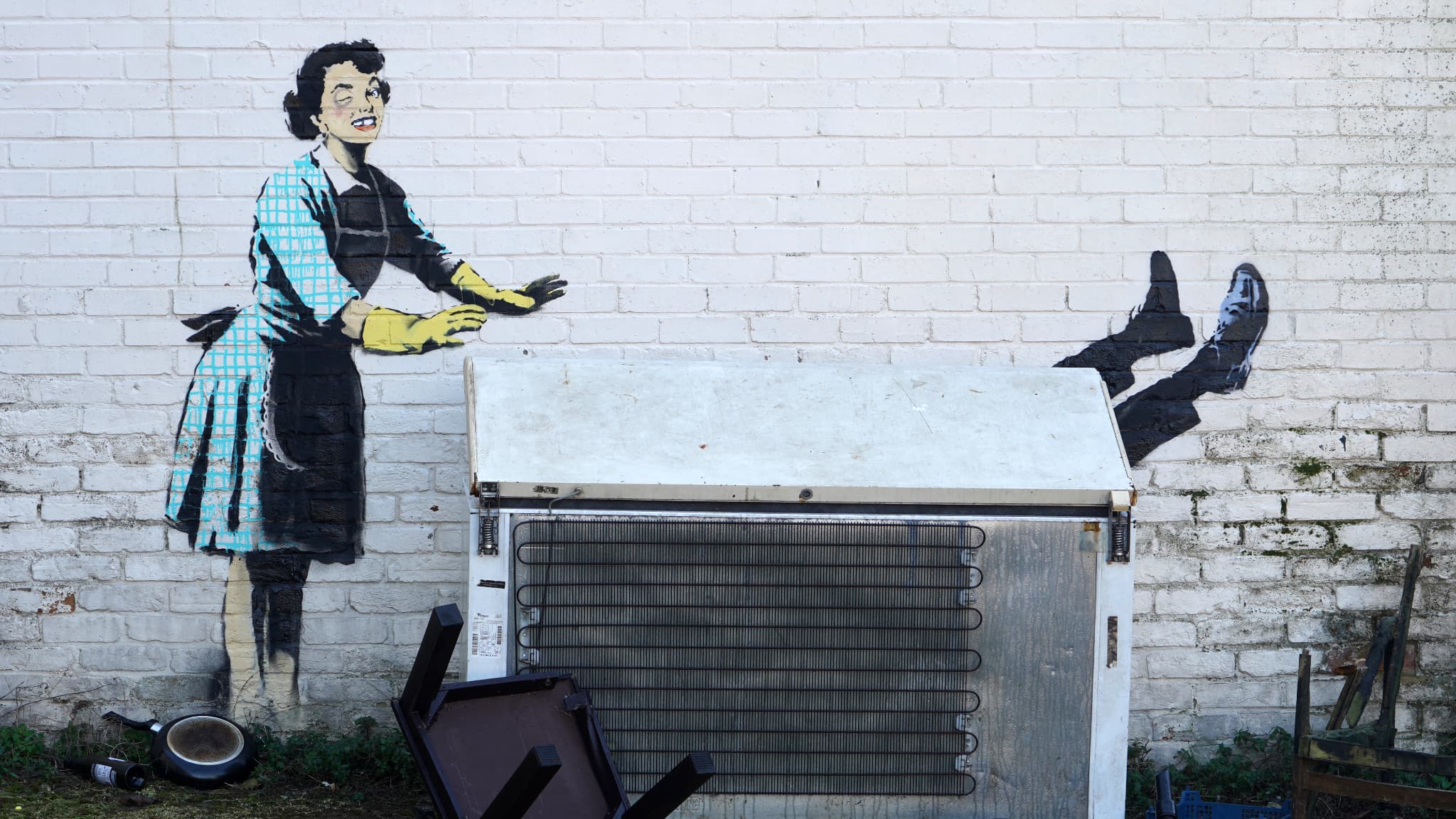 Pour la Saint-Valentin, Banksy dévoile une œuvre sur les violences ...