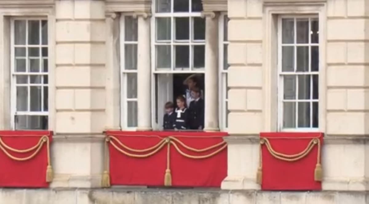 Trooping the colour: la famille royale a salué la foule depuis le ...