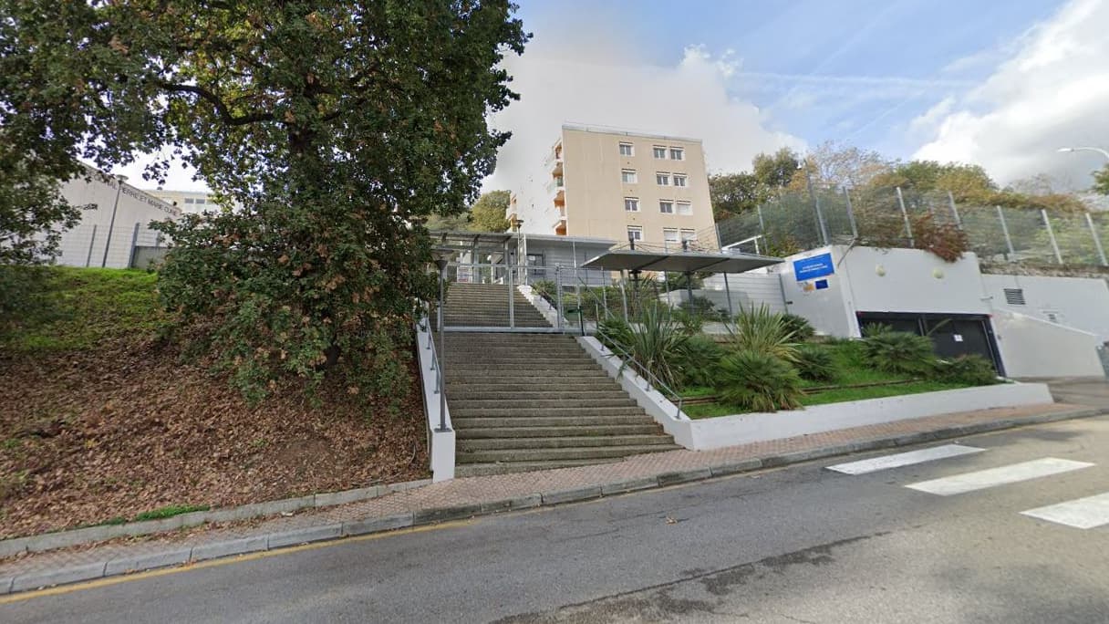Menton: le lycée Pierre et Marie Curie bloqué par une centaine de ...