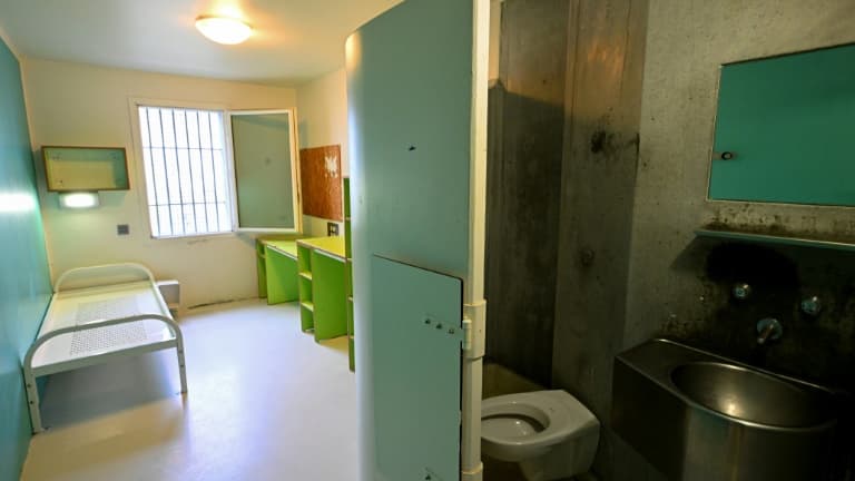 Parloirs hygiaphones, fouilles, double menottage: les premières images de la prison de haute ...