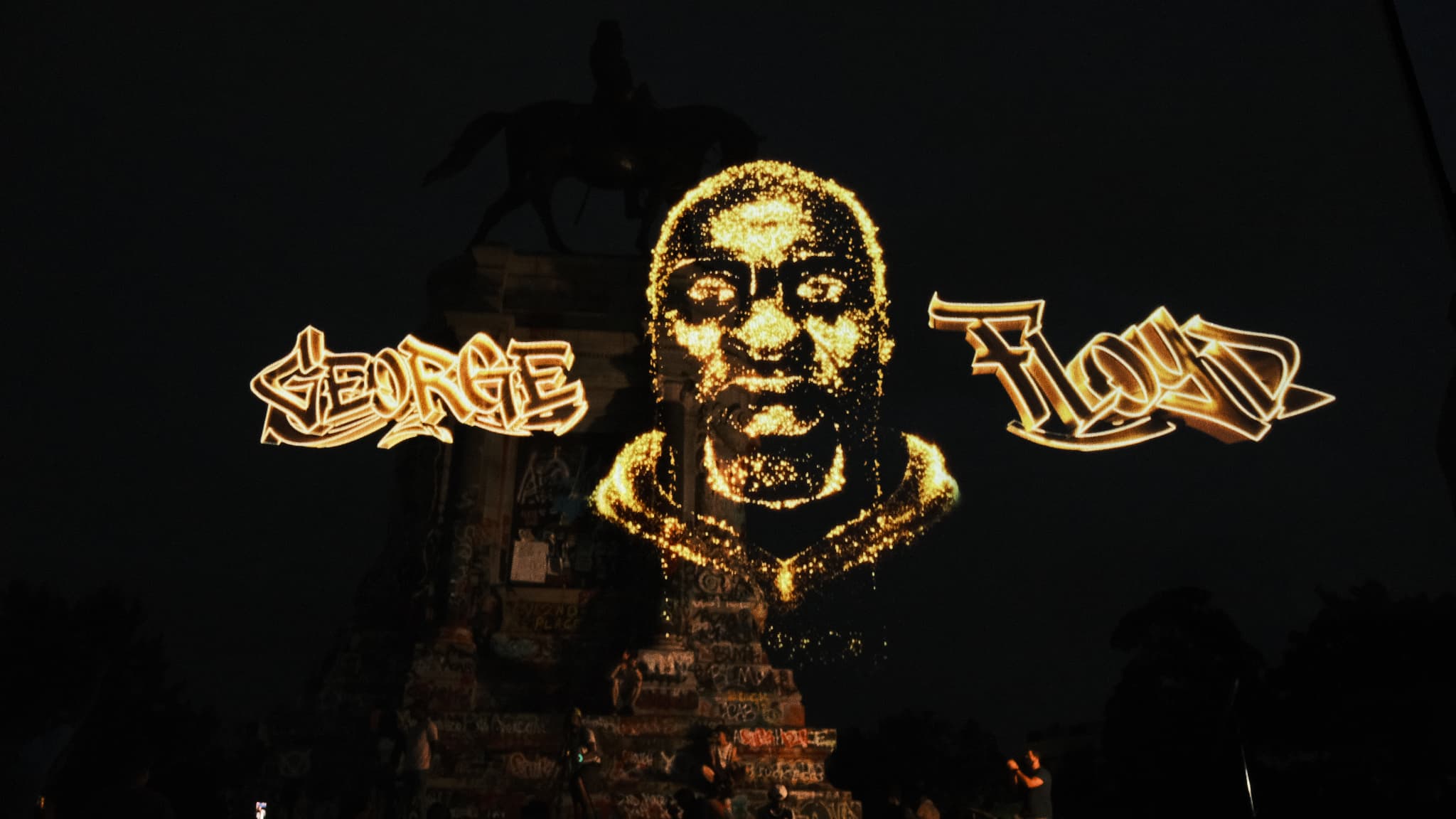 Etats-Unis: l'hologramme de George Floyd projeté sur des statues de ...