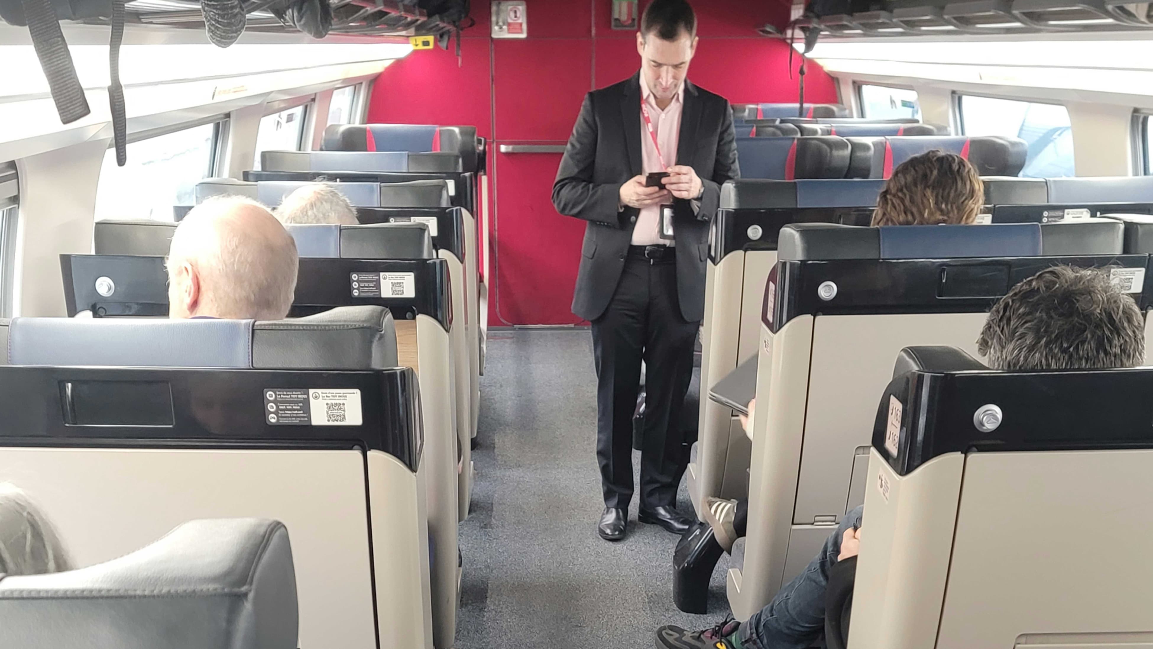 Serviette humide, vaisselle en porcelaine, pain frais mais repas froid ...