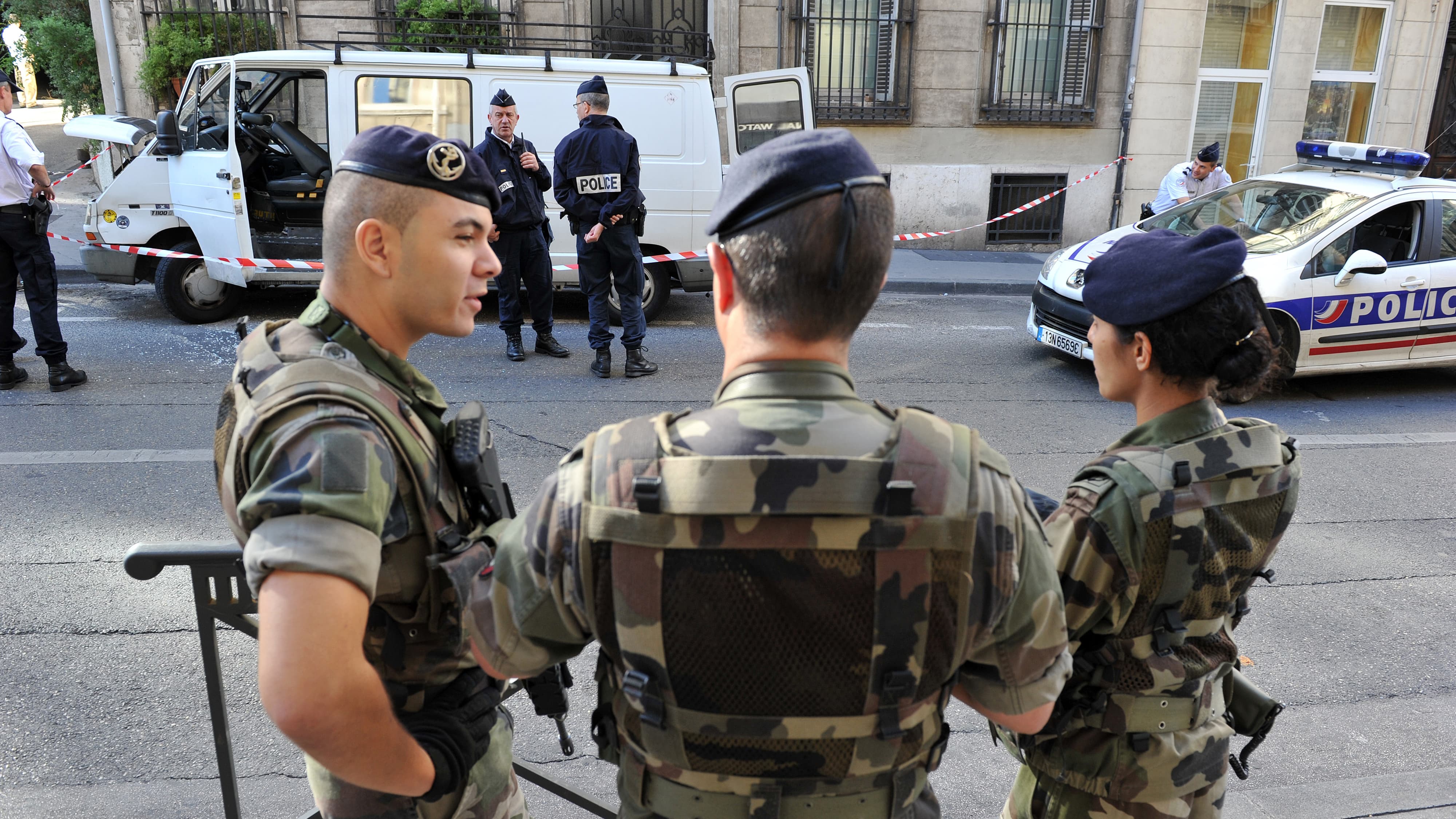 Un soldat se suicide avec son fusil en patrouille à Paris Un soldat se suicide avec son fusil en patrouille à Paris