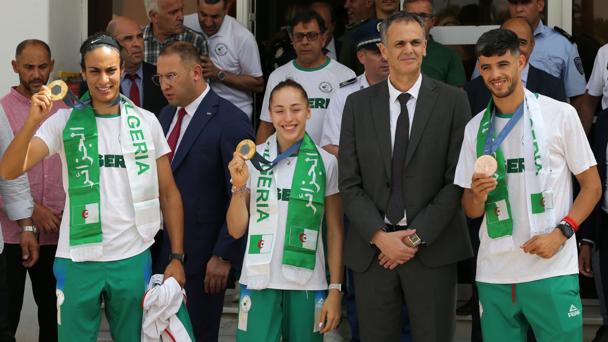 JO 2024 (boxe): Imane Khelif accueillie en triomphe en Algérie