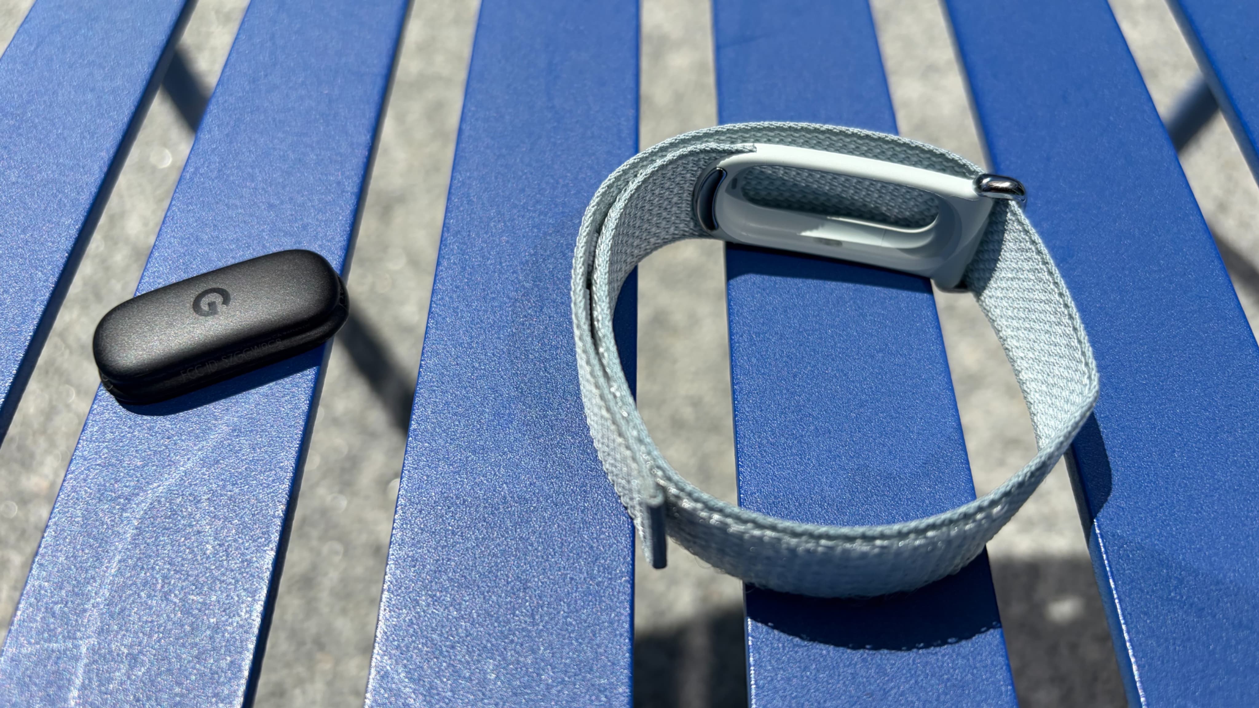 Test du Fitbit Air: le bracelet connecté sans écran et dopé à l’IA de ...