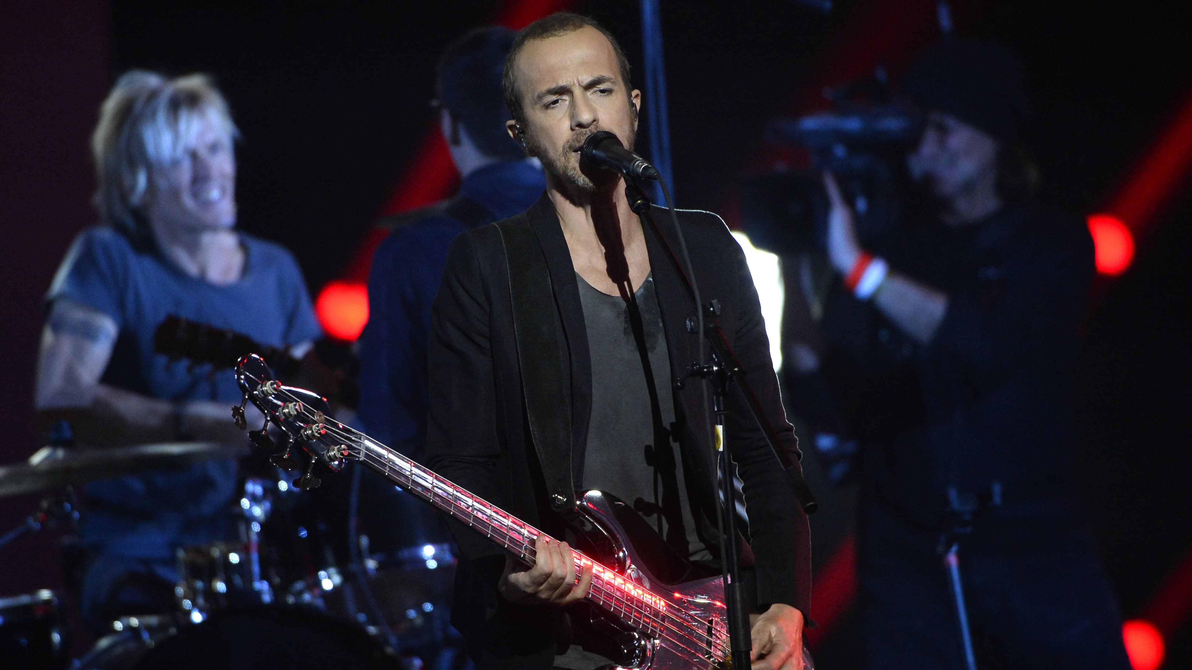 Calogero fait son retour en dévoilant son single Je joue de la musique