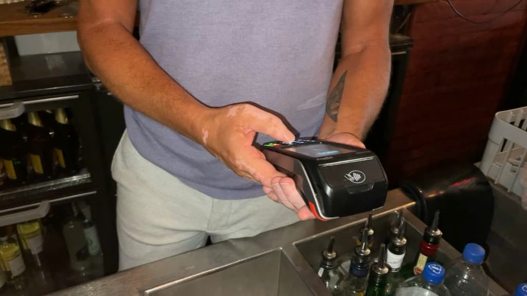 Cannes: un patron de bar raconte l’escroquerie au terminal de paiement ...