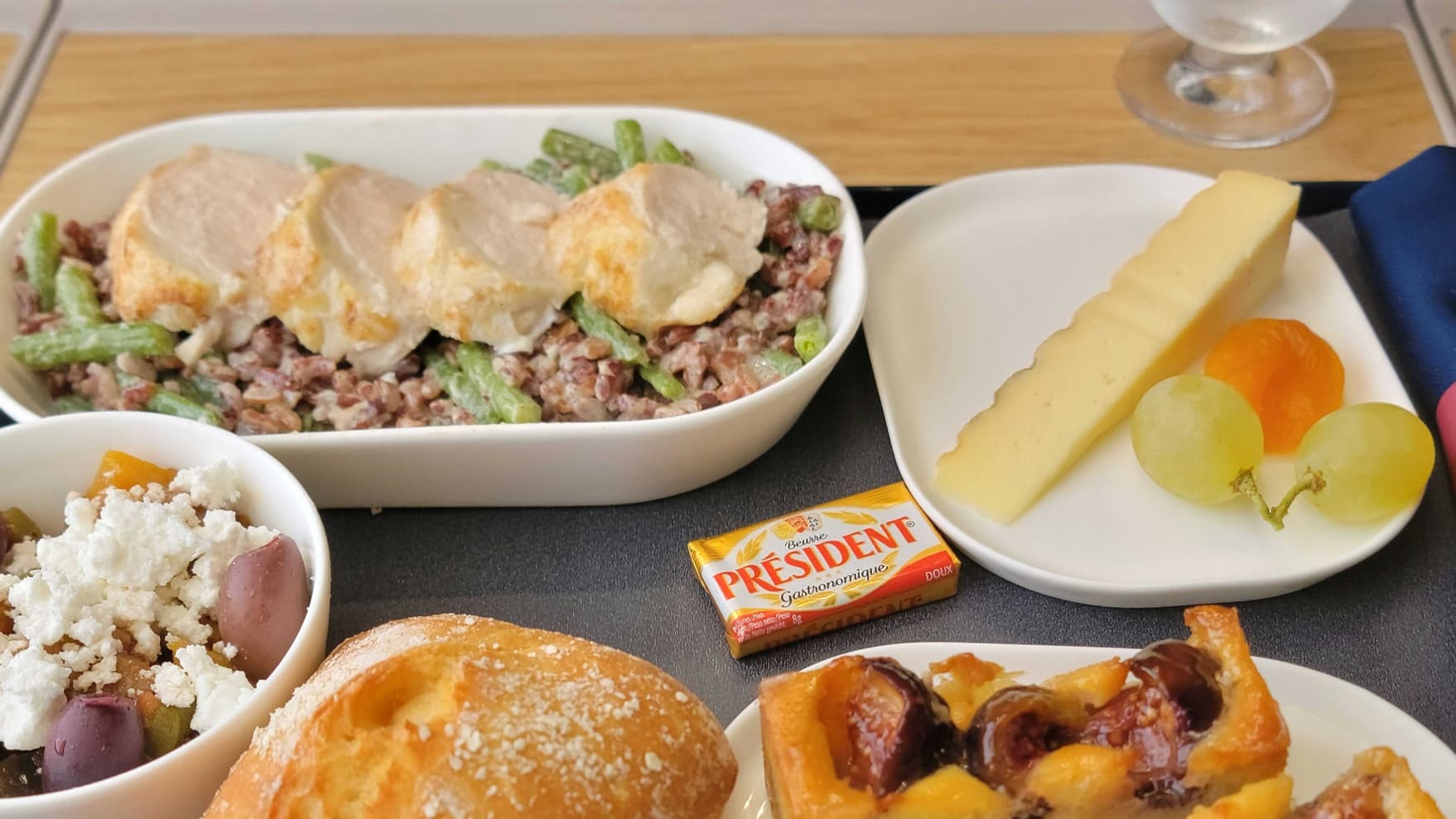 Serviette humide, vaisselle en porcelaine, pain frais mais repas froid ...