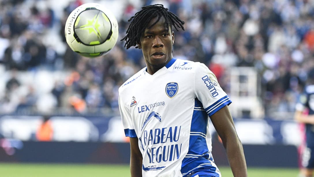 Mercato: l'OM officialise l'arrivée du latéral de Manchester City Issa ...