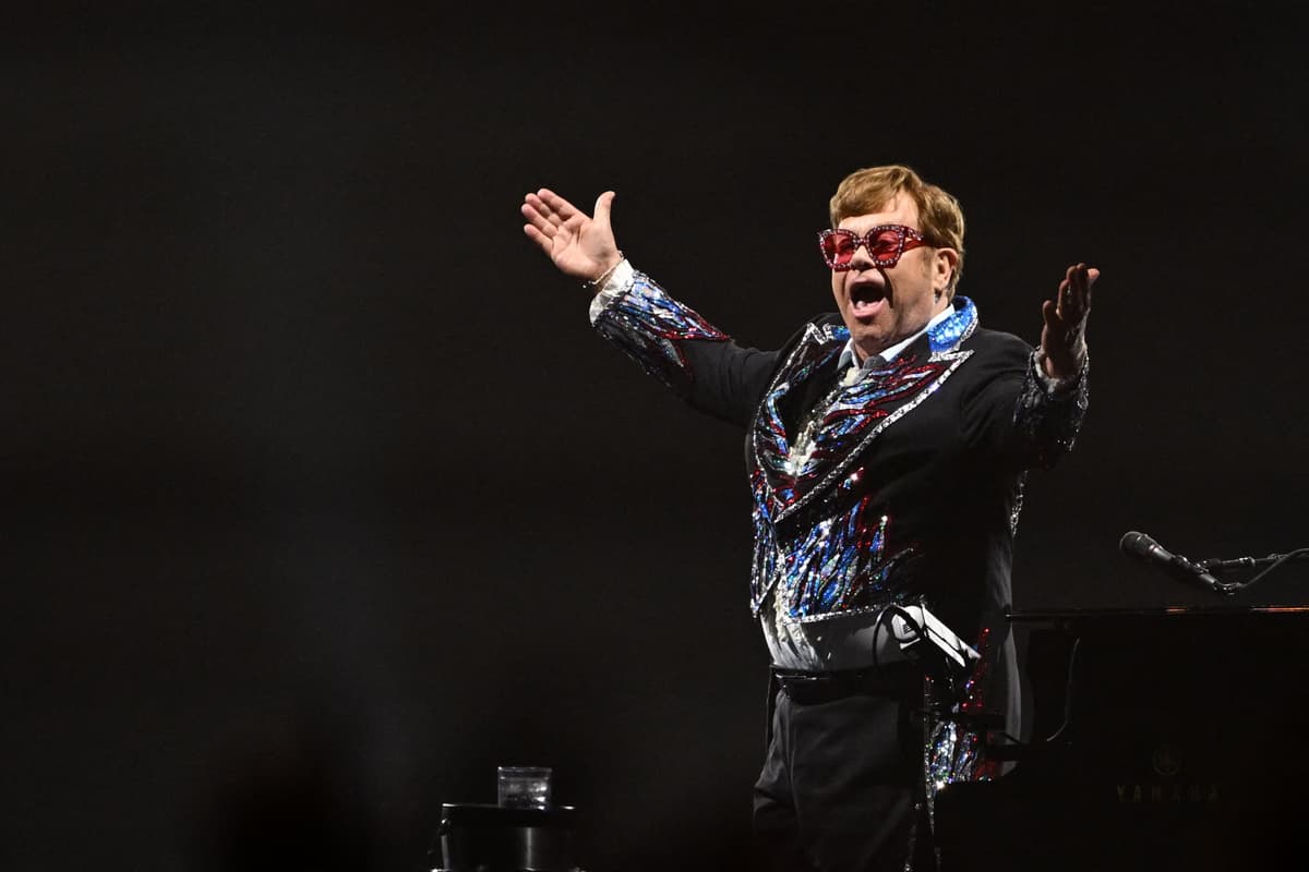 Elton John: premières images de son nouveau clip "Never Too Late"