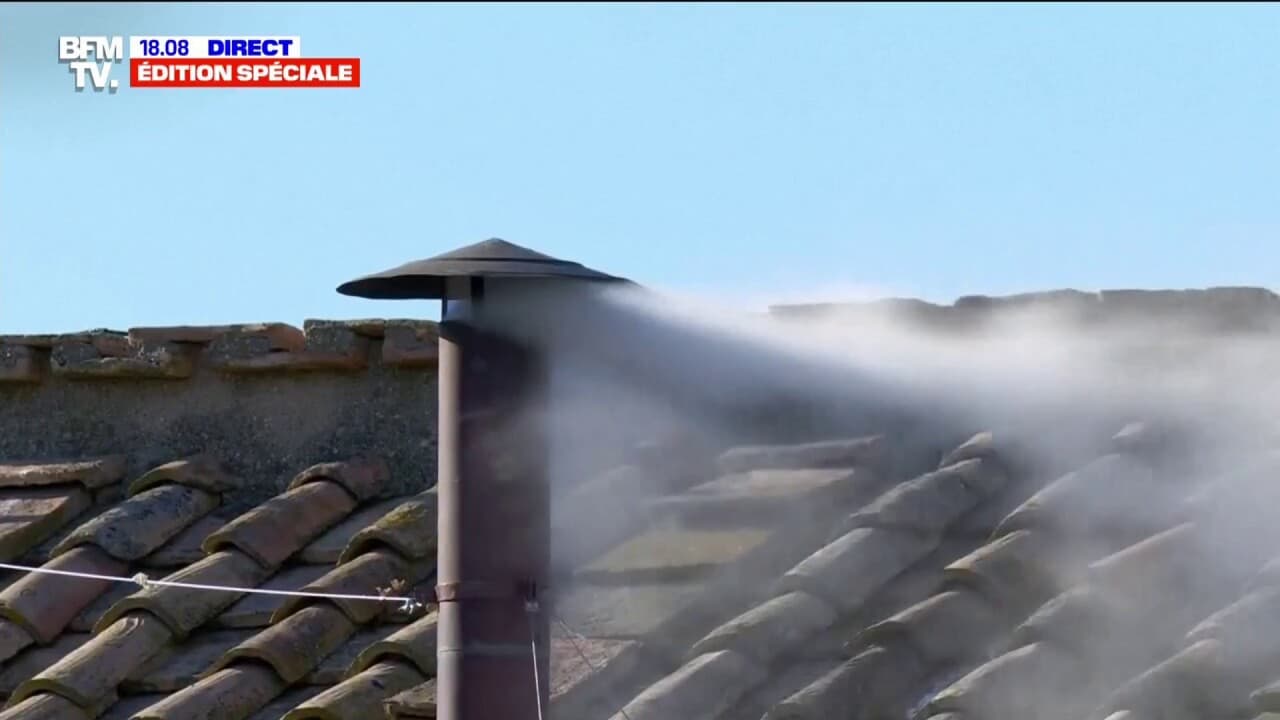 Vatican: la fumée blanche s'échappe de la cheminée de la chapelle ...