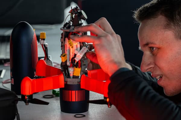 350 km/h: Red Bull dévoile un drone impressionnant capable de suivre une F1