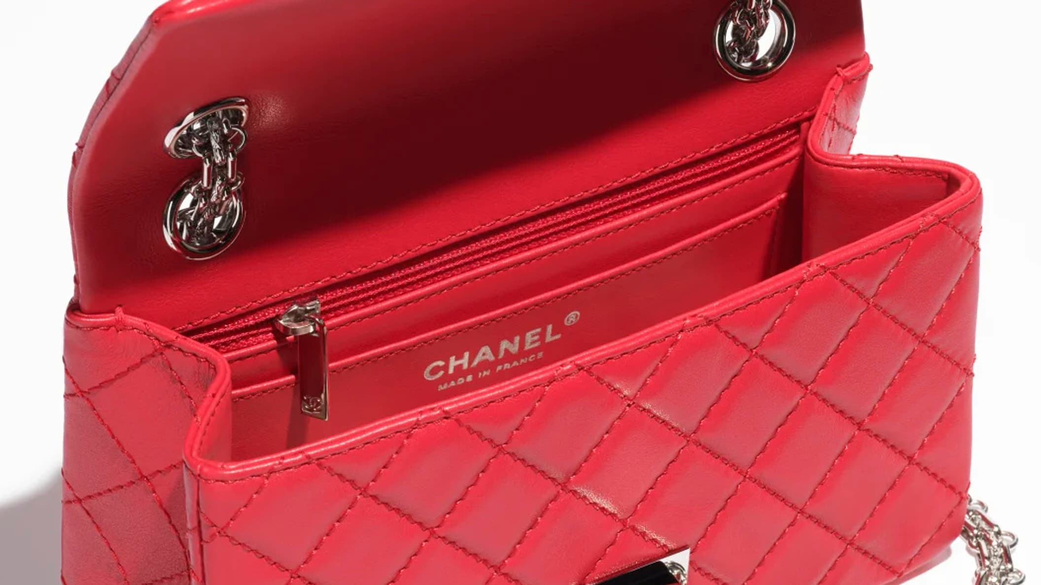 Un nom évocateur et un design signature: zoom sur le 2.55 de Chanel qui ...
