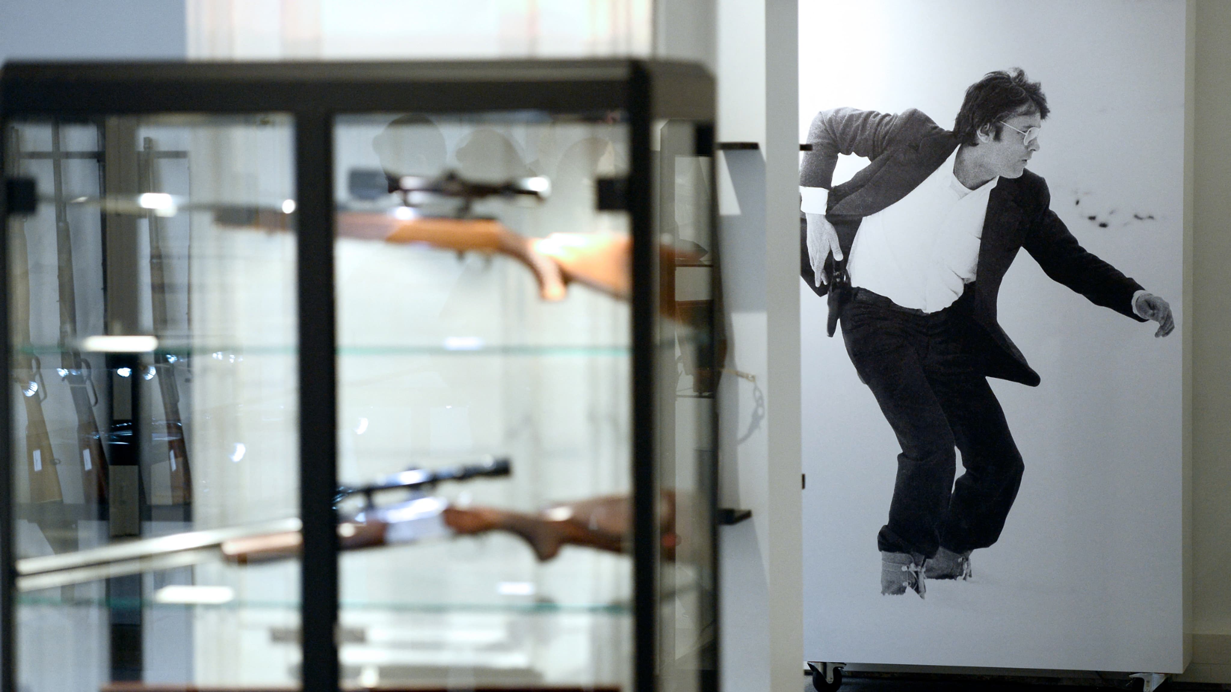 Armes à feu et munitions retrouvées chez Alain Delon: pourquoi l'acteur ...