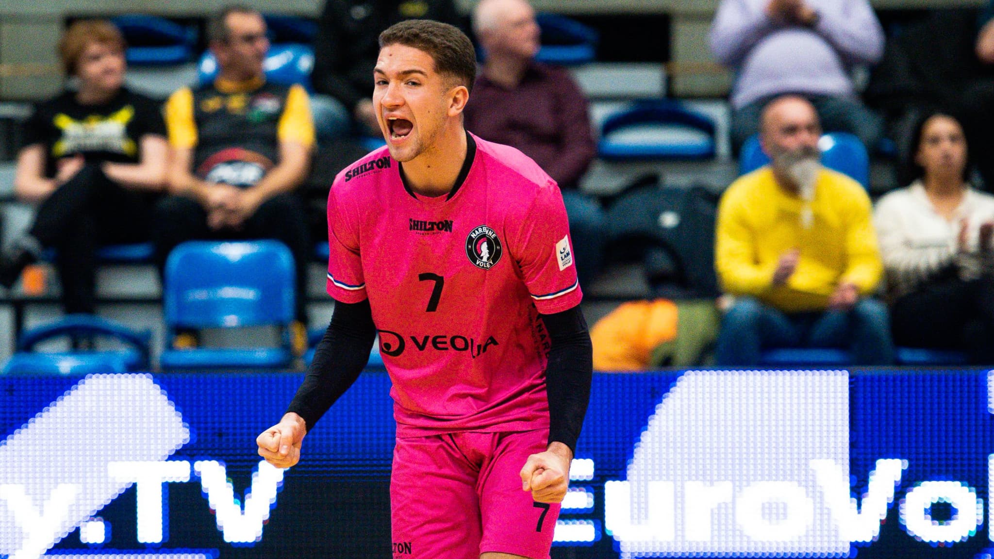 Volley - Equipe de France: blessé, le libéro Luca Ramon forfait pour la ...