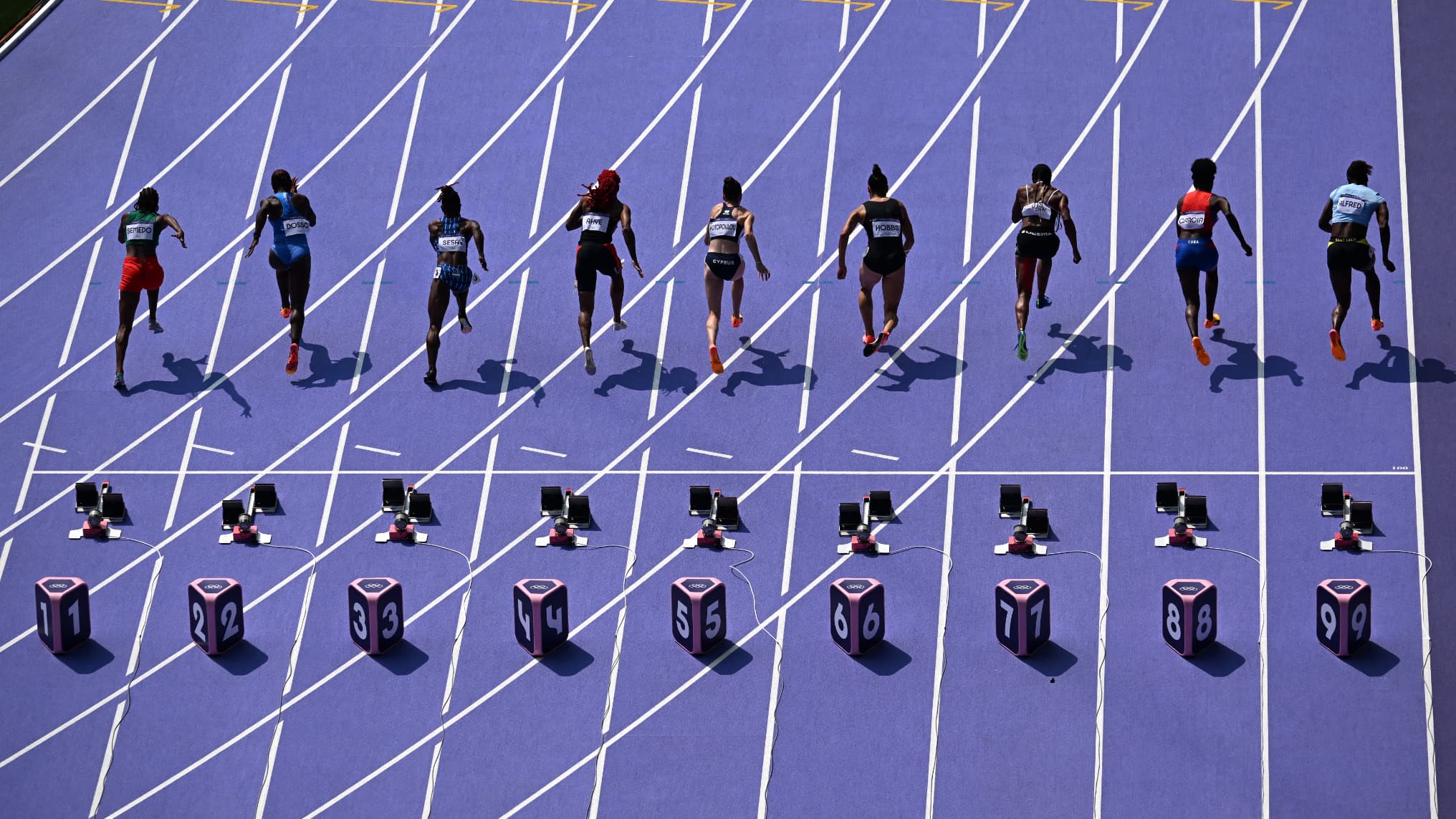JO 2024: pourquoi la piste d'athlétisme du Stade de France est violette
