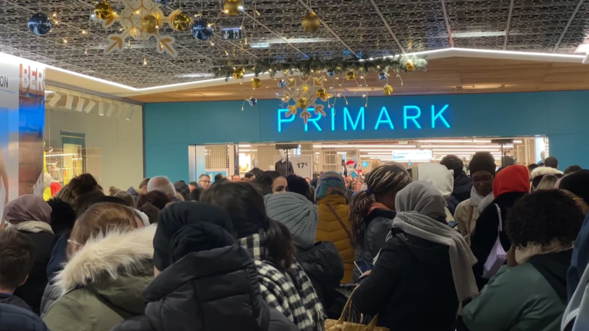 Primark ne se sent "pas concerné" par la fast fashion