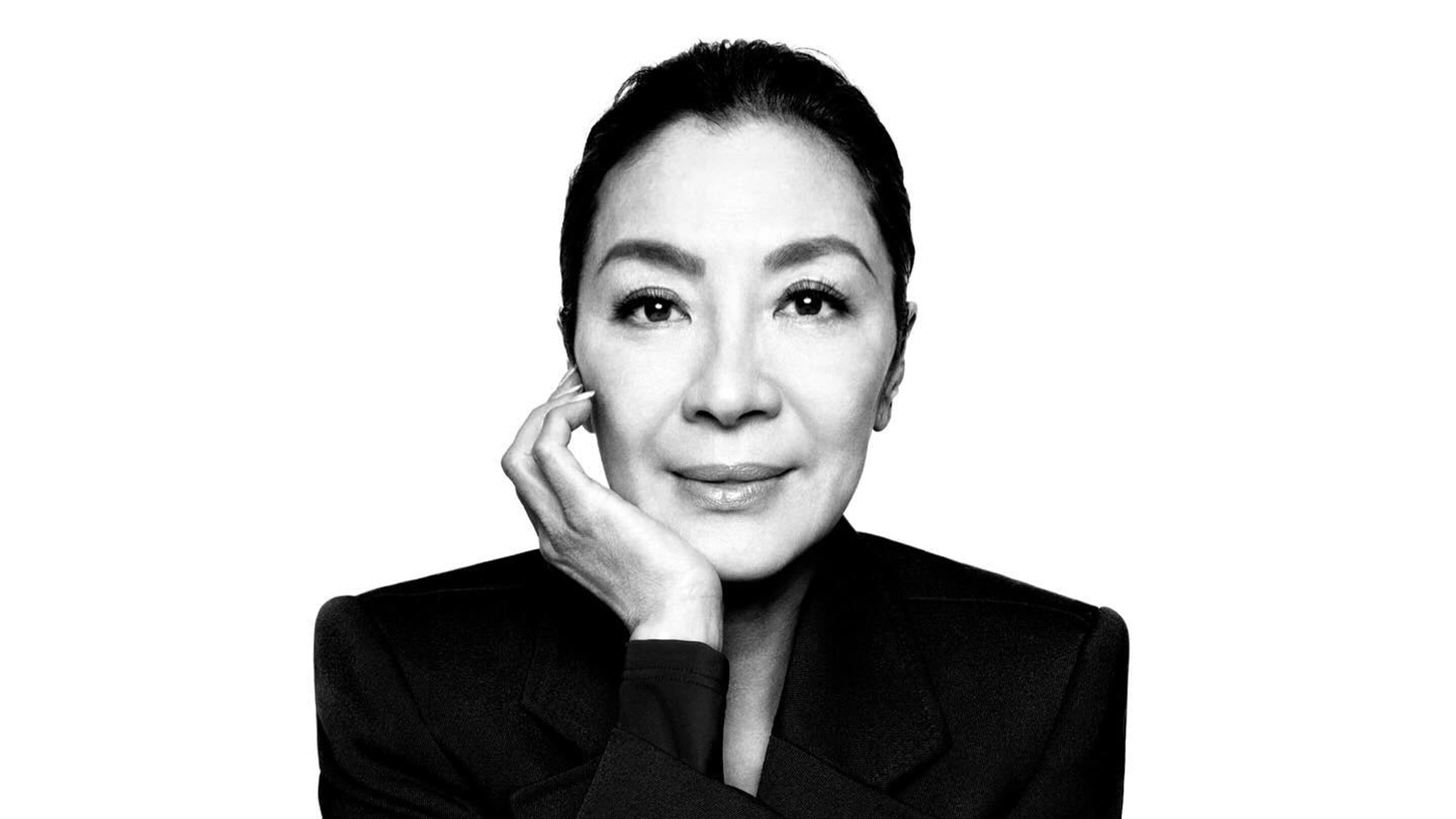 Après Isabelle Huppert, Balenciaga choisit l'actrice Michelle Yeoh pour ...