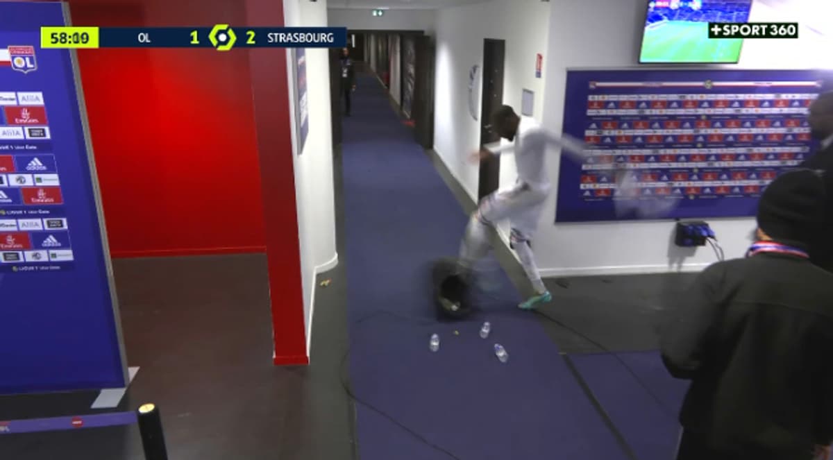 OL-Strasbourg: le geste de colère de Toko Ekambi, qui fracasse une ...