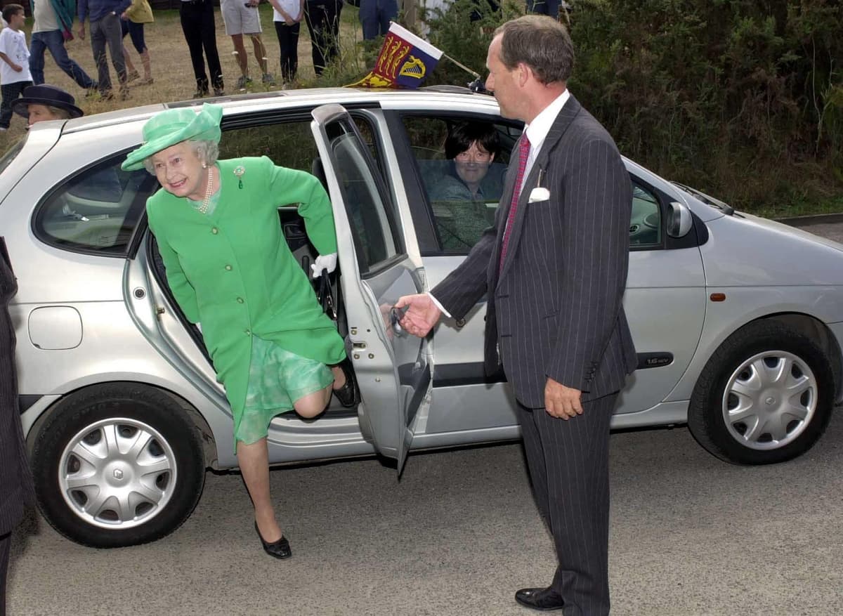 Elizabeth II: une Reine en Rolls-Royce, en Bentley, en Defender... et ...