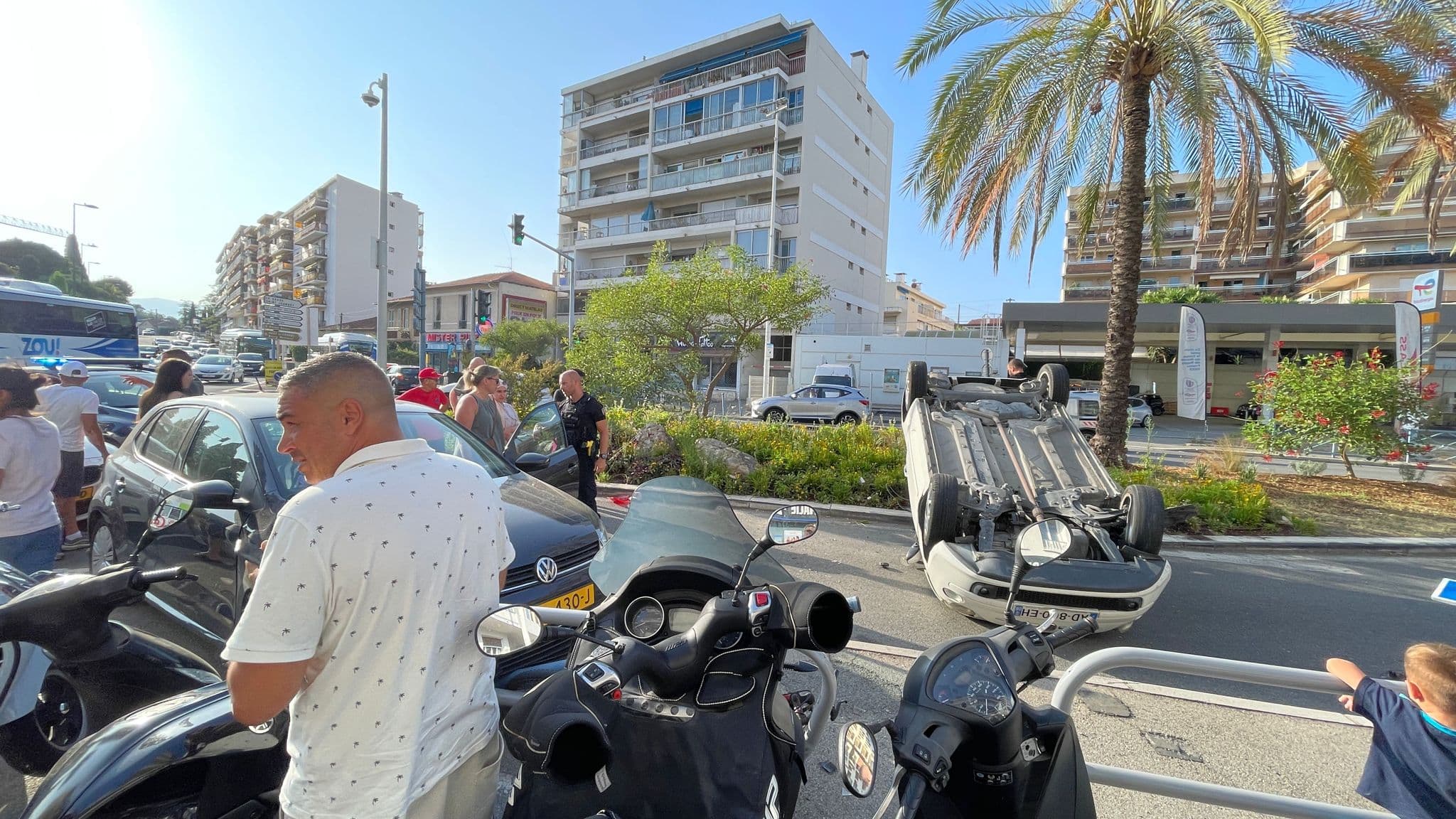 Cagnes-sur-Mer: une voiture finit sur le toit après une course ...