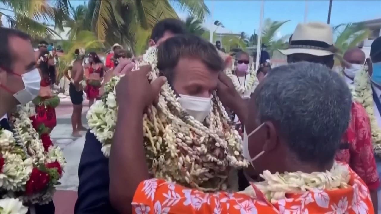 Emmanuel Macron reçoit de nombreux colliers de fleurs et coquillages à ...