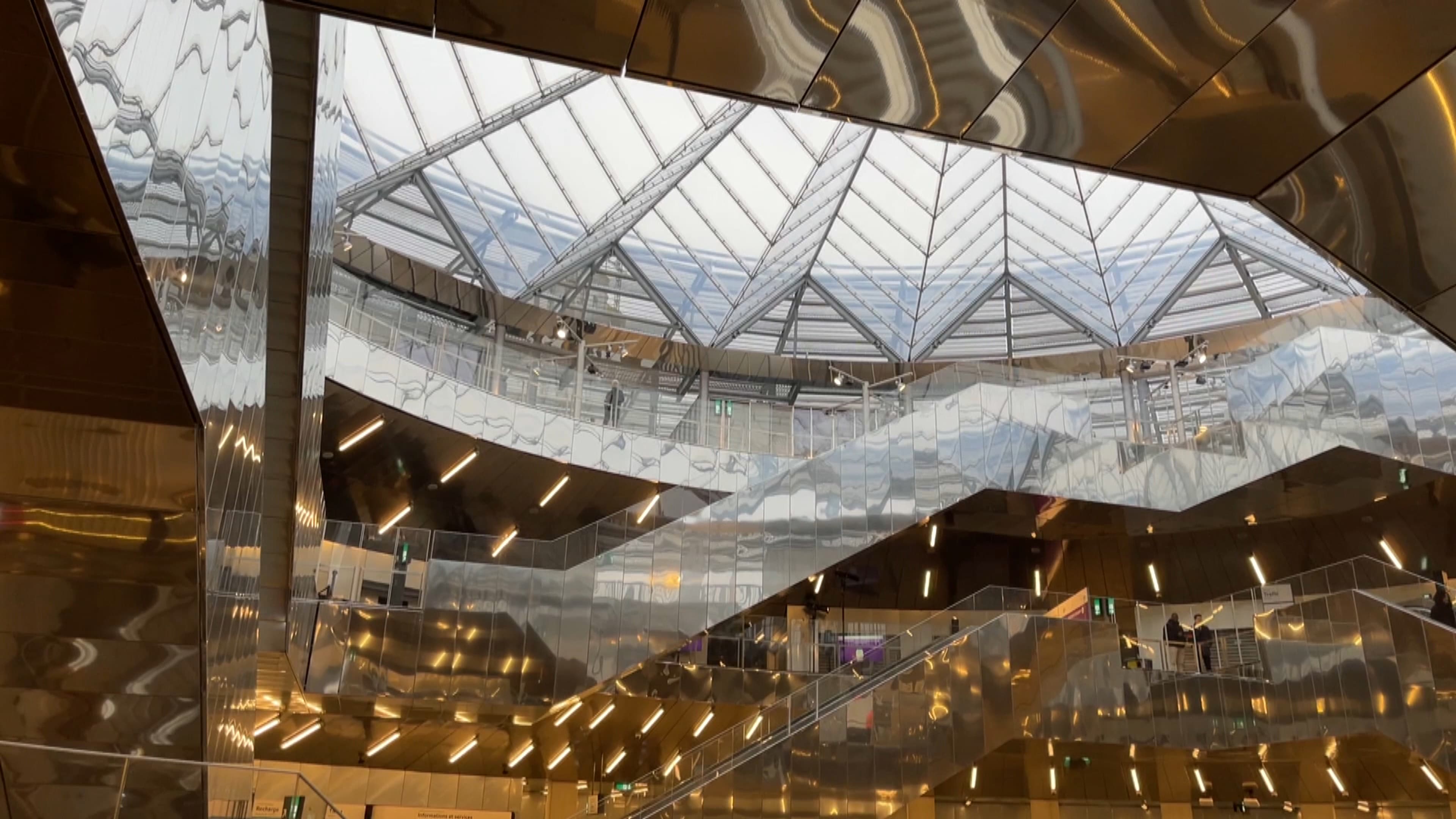 Verrière, ascenseurs... Les images impressionnnantes de la nouvelle ...