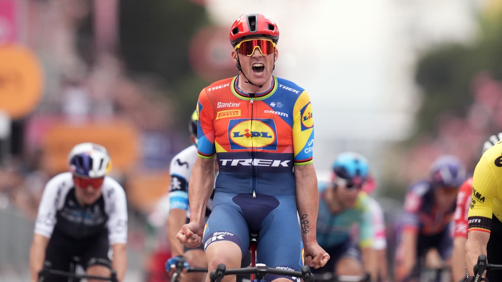 Cyclisme: leader du Giro, Mads Pedersen s'offre un contrat "pour ...