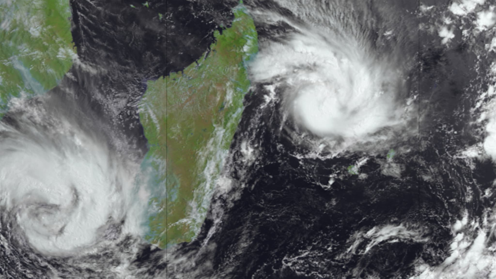 Cyclone Garance: La Réunion passe en alerte rouge, la population doit se confiner