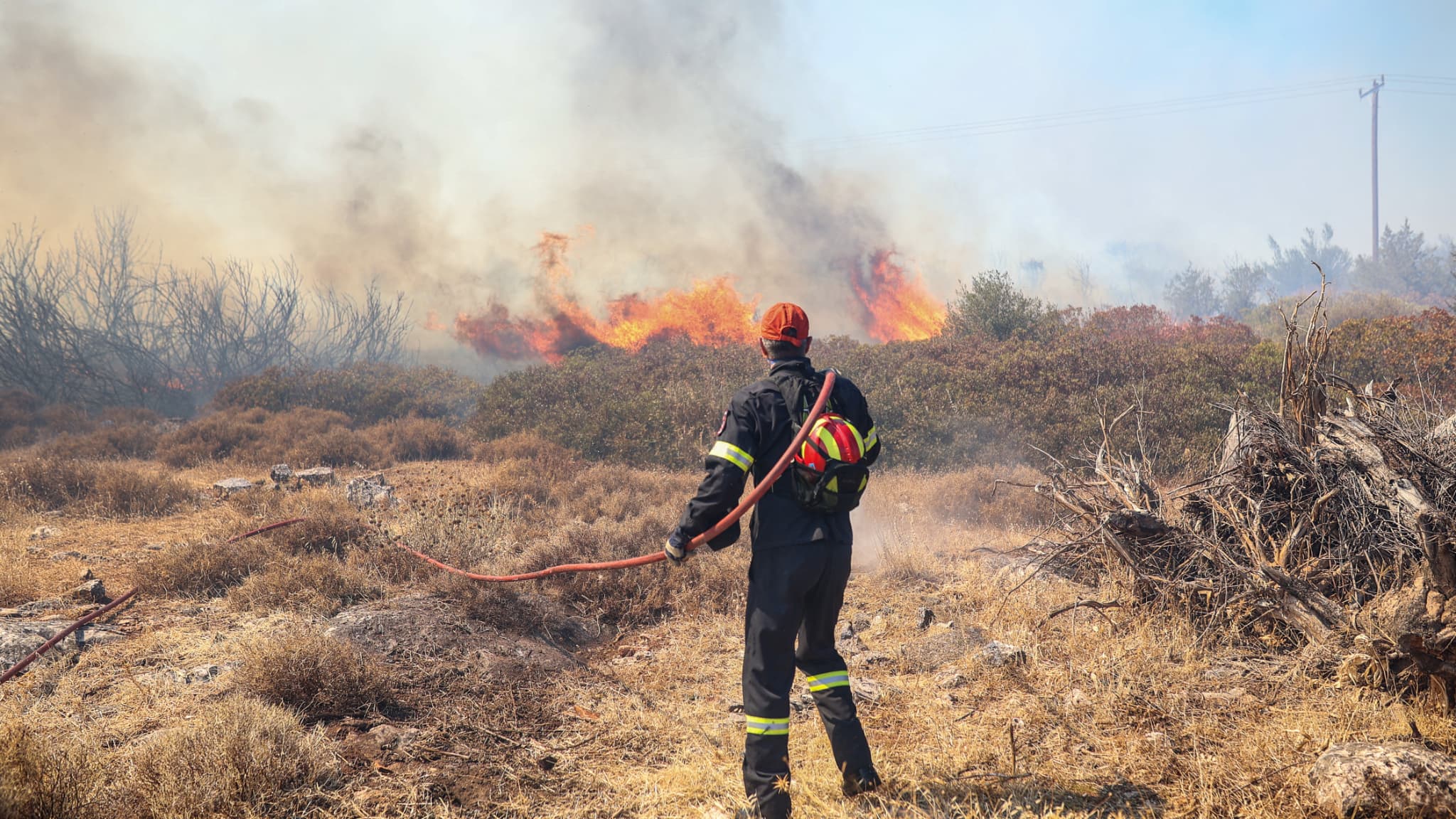 Grèce: l'incendie de forêt faiblit autour d'Athènes, les pompiers ...