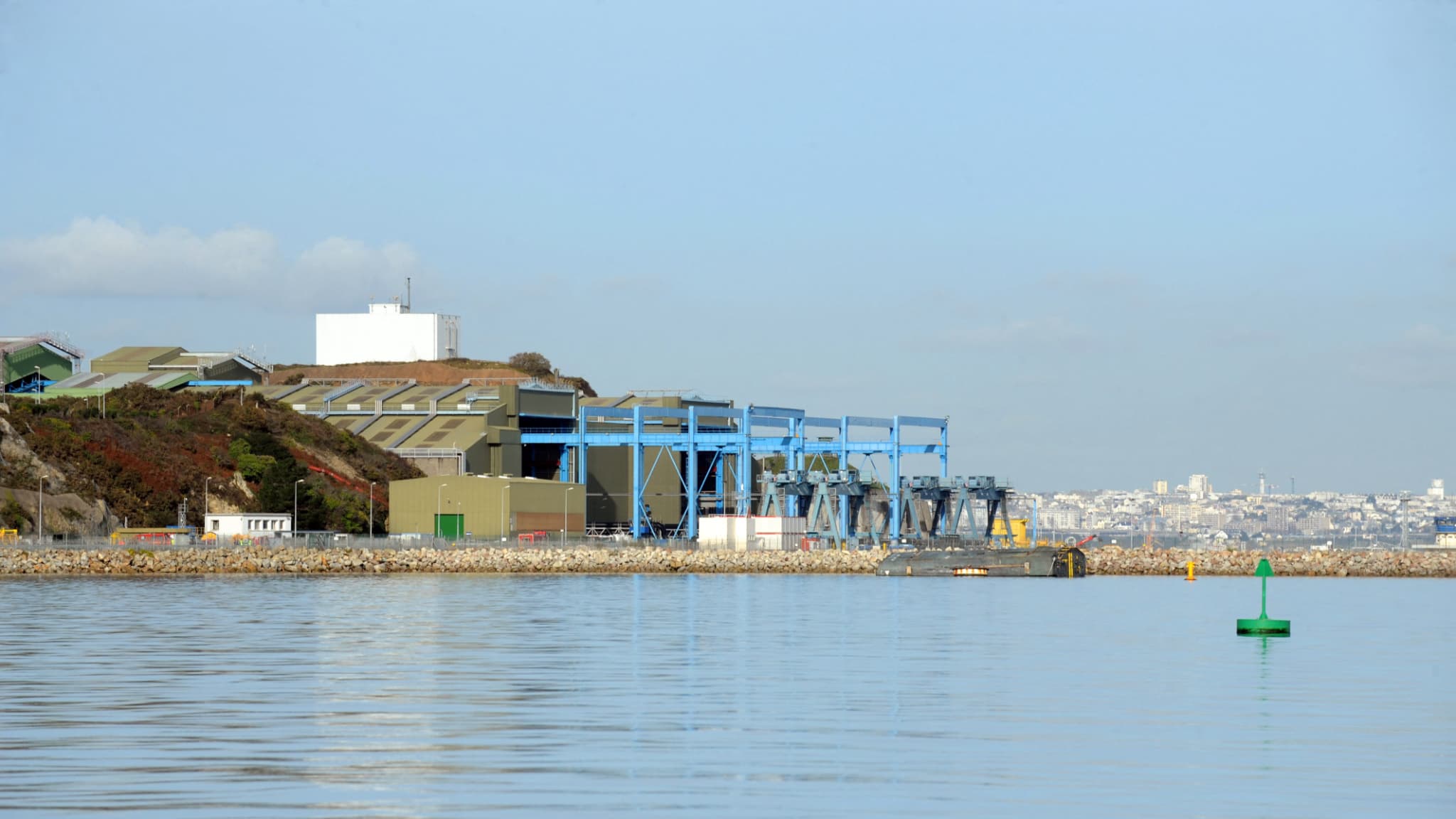La base navale de l'Île Longue, qui abrite des sous-marins nucléaires ...